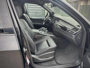 Black BMW X5 2010 in Jelgava, with an engine capacity of 3.00 L and mileage of 309 thousand km for 10200 €, photo 14 on AUTOMOTO.COM.LV