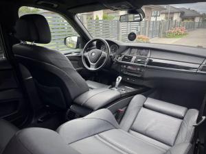Black BMW X5 2010 in Jelgava, with an engine capacity of 3.00 L and mileage of 309 thousand km for 10200 €, photo 15 on AUTOMOTO.COM.LV