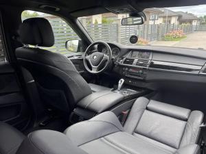 Black BMW X5 2010 in Jelgava, with an engine capacity of 3.00 L and mileage of 309 thousand km for 10200 €, photo 16 on AUTOMOTO.COM.LV