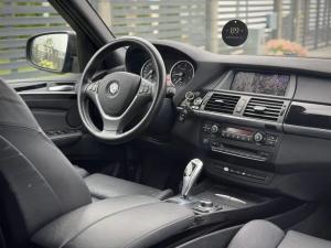 Black BMW X5 2010 in Jelgava, with an engine capacity of 3.00 L and mileage of 309 thousand km for 10200 €, photo 17 on AUTOMOTO.COM.LV