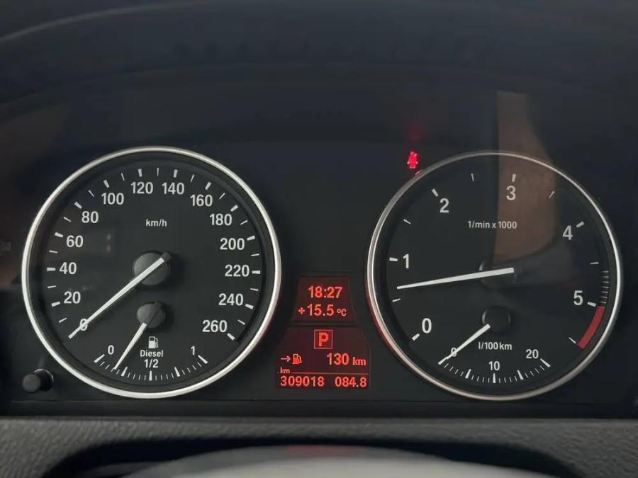 Black BMW X5 2010 in Jelgava, with an engine capacity of 3.00 L and mileage of 309 thousand km for 10200 €, photo 22 on AUTOMOTO.COM.LV