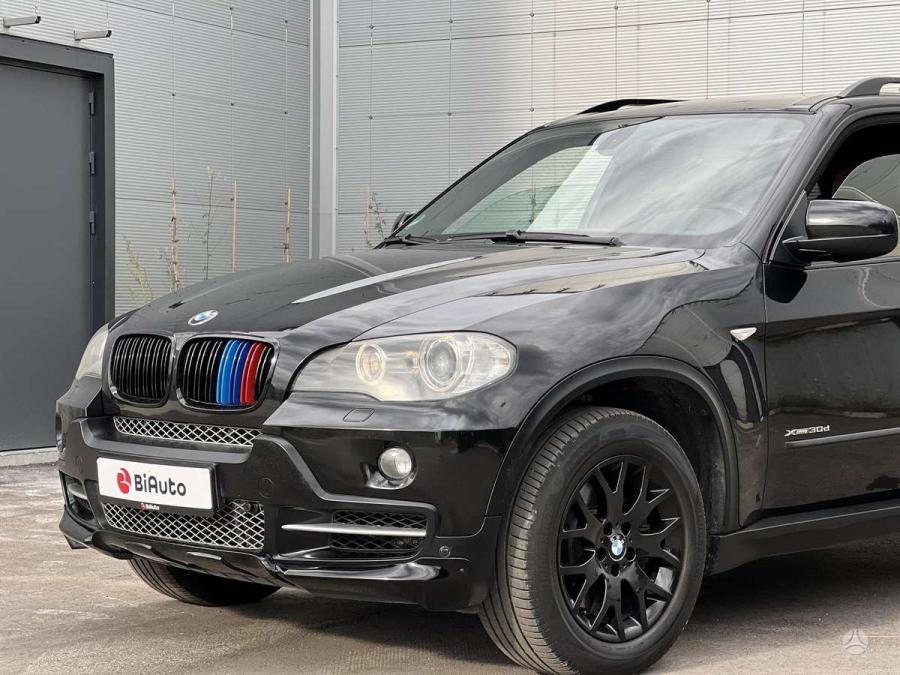 Black BMW X5 2010 in Utena, with an engine capacity of 2.99 L and mileage of 335 thousand km for 8950 €, photo 12 on AUTOMOTO.COM.LV