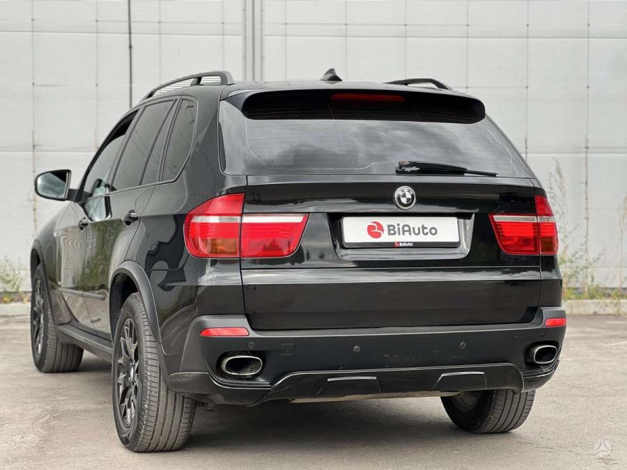 Black BMW X5 2010 in Utena, with an engine capacity of 2.99 L and mileage of 335 thousand km for 8950 €, photo 16 on AUTOMOTO.COM.LV