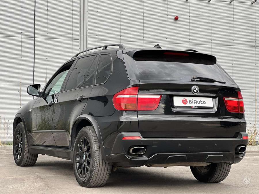 Black BMW X5 2010 in Utena, with an engine capacity of 2.99 L and mileage of 335 thousand km for 8950 €, photo 18 on AUTOMOTO.COM.LV