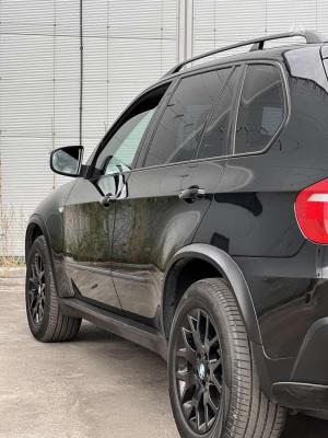 Black BMW X5 2010 in Utena, with an engine capacity of 2.99 L and mileage of 335 thousand km for 8950 €, photo 19 on AUTOMOTO.COM.LV