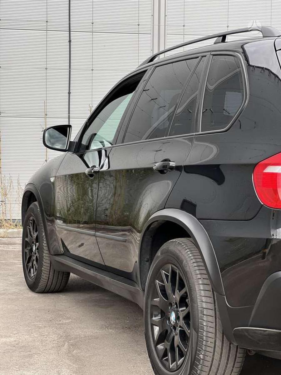 Black BMW X5 2010 in Utena, with an engine capacity of 2.99 L and mileage of 335 thousand km for 8950 €, photo 19 on AUTOMOTO.COM.LV