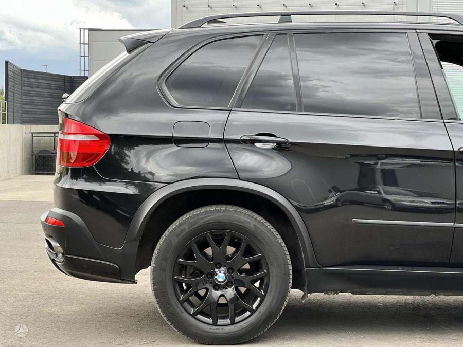 Black BMW X5 2010 in Utena, with an engine capacity of 2.99 L and mileage of 335 thousand km for 8950 €, photo 24 on AUTOMOTO.COM.LV