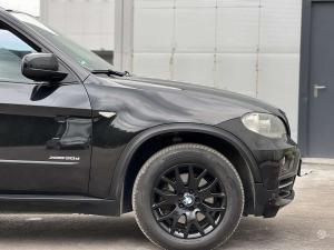Black BMW X5 2010 in Utena, with an engine capacity of 2.99 L and mileage of 335 thousand km for 8950 €, photo 25 on AUTOMOTO.COM.LV