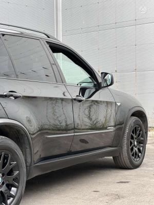 Black BMW X5 2010 in Utena, with an engine capacity of 2.99 L and mileage of 335 thousand km for 8950 €, photo 26 on AUTOMOTO.COM.LV