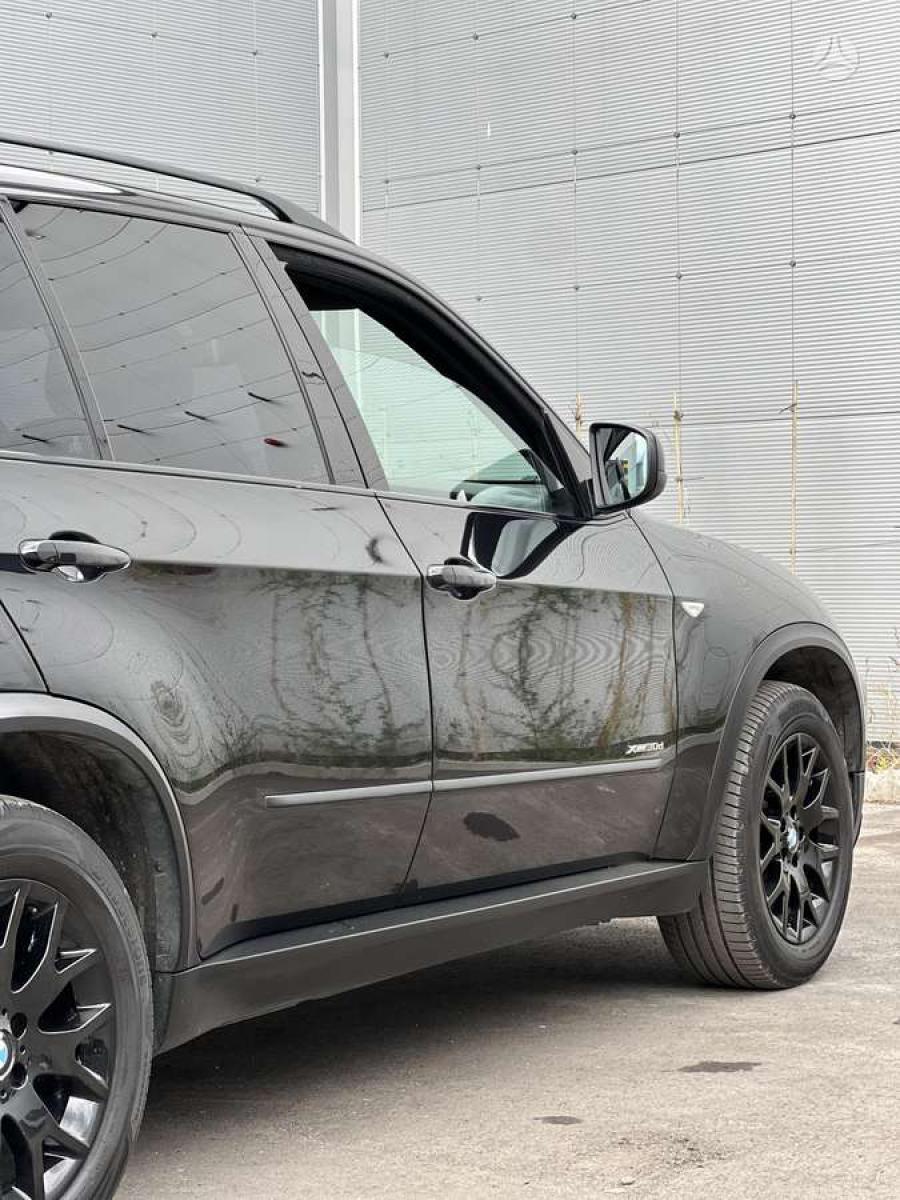 Black BMW X5 2010 in Utena, with an engine capacity of 2.99 L and mileage of 335 thousand km for 8950 €, photo 26 on AUTOMOTO.COM.LV