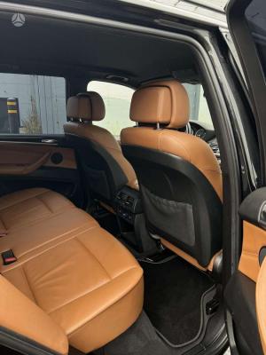 Black BMW X5 2010 in Utena, with an engine capacity of 2.99 L and mileage of 335 thousand km for 8950 €, photo 29 on AUTOMOTO.COM.LV