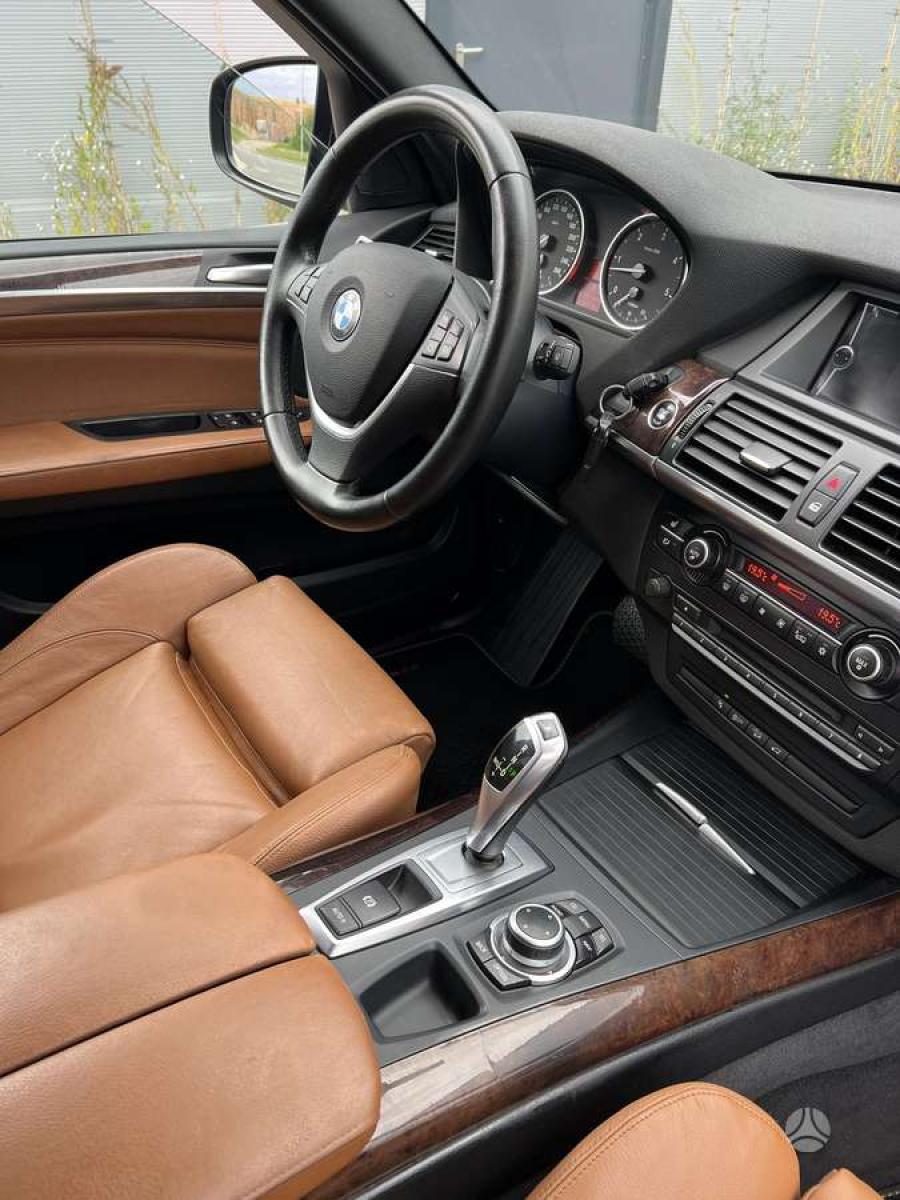 Black BMW X5 2010 in Utena, with an engine capacity of 2.99 L and mileage of 335 thousand km for 8950 €, photo 41 on AUTOMOTO.COM.LV