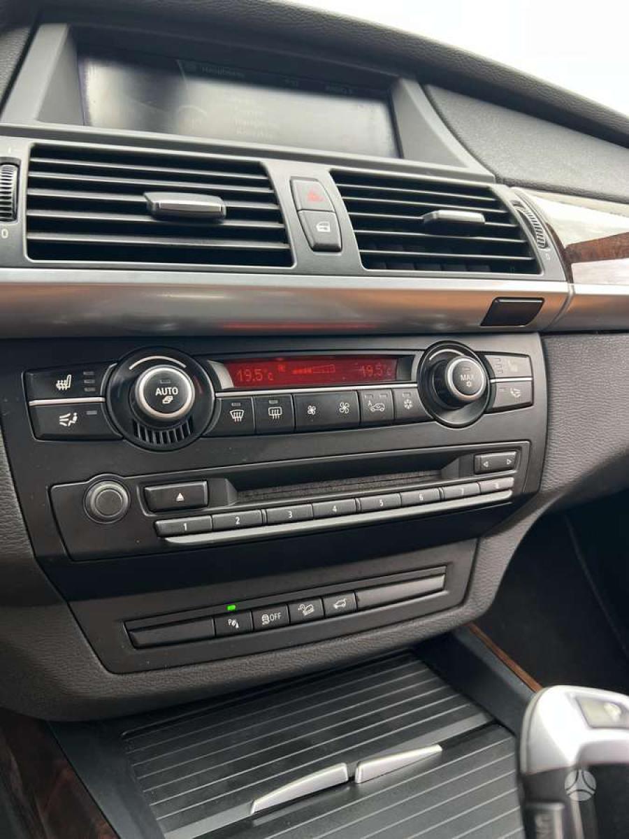 Black BMW X5 2010 in Utena, with an engine capacity of 2.99 L and mileage of 335 thousand km for 8950 €, photo 51 on AUTOMOTO.COM.LV