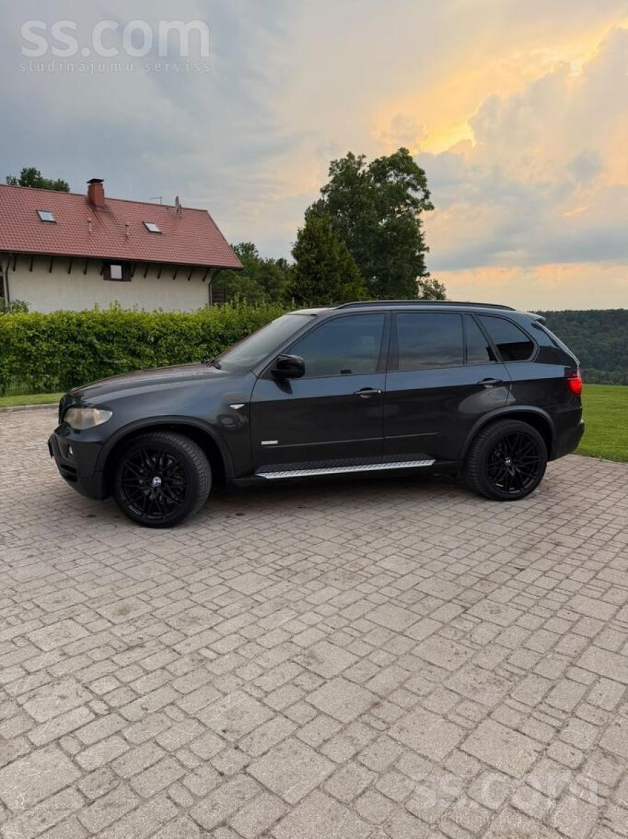 Black BMW X5 2010 in Riga, with an engine capacity of 3.00 L and mileage of 288 thousand km for 10900 €, photo 4 on AUTOMOTO.COM.LV
