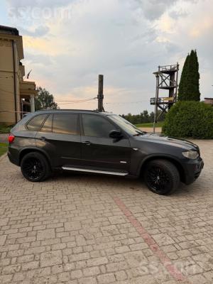 Black BMW X5 2010 in Riga, with an engine capacity of 3.00 L and mileage of 288 thousand km for 10900 €, photo 5 on AUTOMOTO.COM.LV