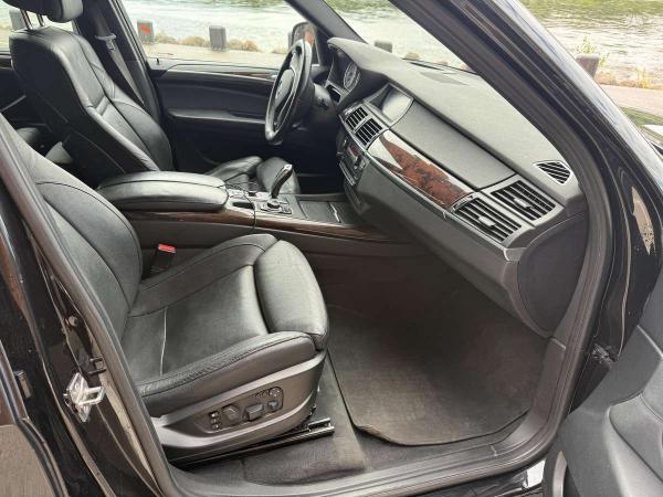 Black BMW X5 2010 in Kaunas, with an engine capacity of 4.80 L and mileage of 389 thousand km for 7400 €, photo 10 on AUTOMOTO.COM.LV