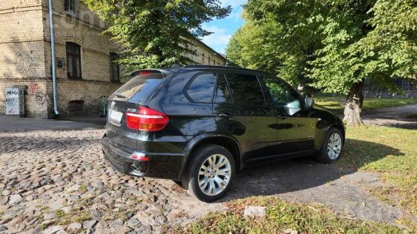 Black BMW X5 2010 in Riga, with an engine capacity of 3.00 L and mileage of 323 thousand km for 8600 €, photo 4 on AUTOMOTO.COM.LV