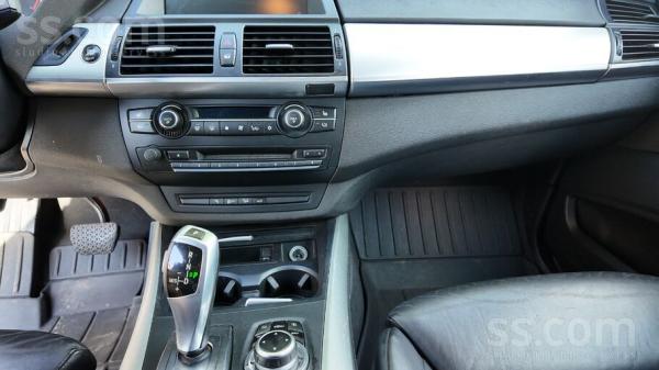 Black BMW X5 2010 in Riga, with an engine capacity of 3.00 L and mileage of 323 thousand km for 8600 €, photo 9 on AUTOMOTO.COM.LV