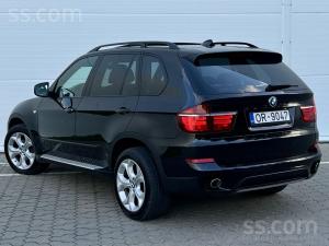 Black BMW X5 2010 in Riga, with an engine capacity of 3.00 L and mileage of 176 thousand km for 13500 €, photo 4 on AUTOMOTO.COM.LV