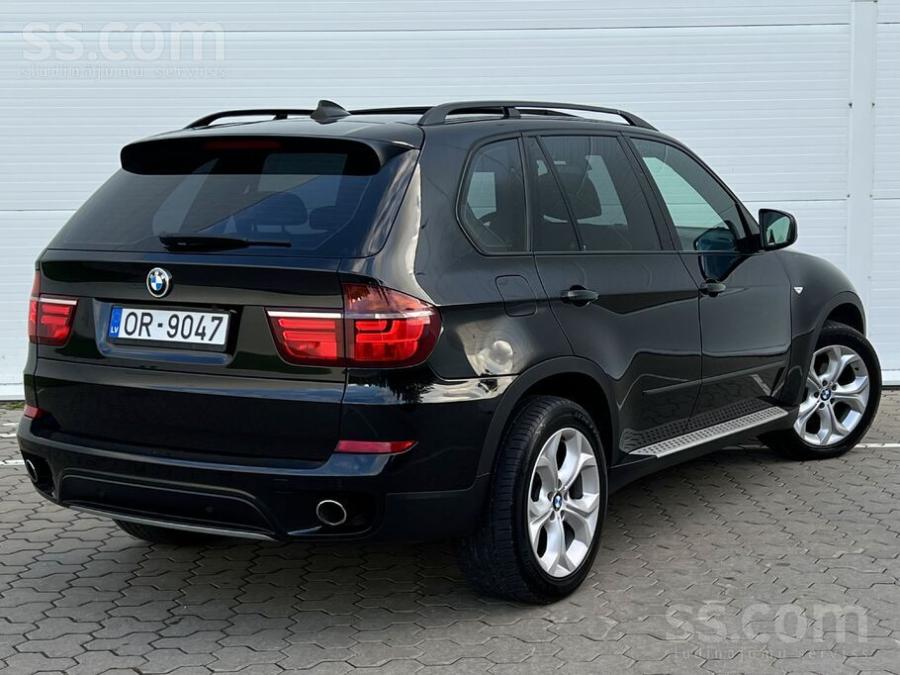 Black BMW X5 2010 in Riga, with an engine capacity of 3.00 L and mileage of 176 thousand km for 13500 €, photo 5 on AUTOMOTO.COM.LV