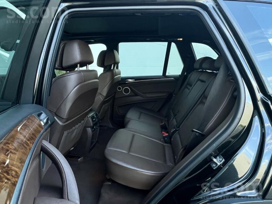 Black BMW X5 2010 in Riga, with an engine capacity of 3.00 L and mileage of 176 thousand km for 13500 €, photo 12 on AUTOMOTO.COM.LV