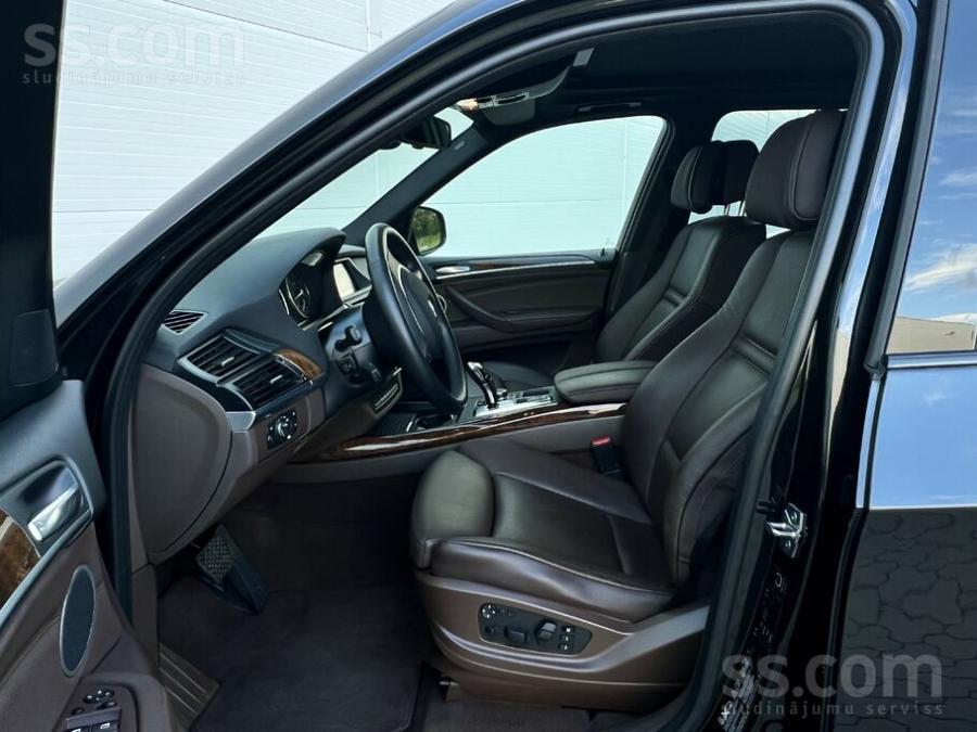 Black BMW X5 2010 in Riga, with an engine capacity of 3.00 L and mileage of 176 thousand km for 13500 €, photo 13 on AUTOMOTO.COM.LV