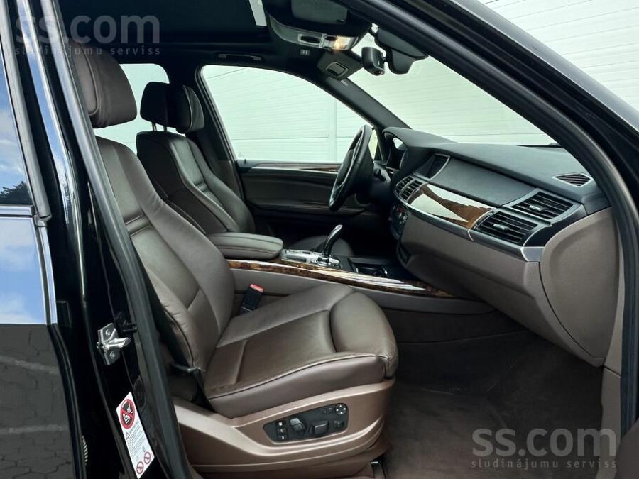 Black BMW X5 2010 in Riga, with an engine capacity of 3.00 L and mileage of 176 thousand km for 13500 €, photo 16 on AUTOMOTO.COM.LV