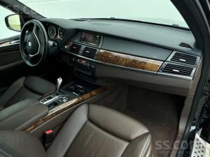 Black BMW X5 2010 in Riga, with an engine capacity of 3.00 L and mileage of 176 thousand km for 13500 €, photo 17 on AUTOMOTO.COM.LV