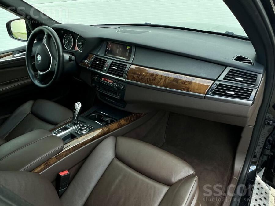 Black BMW X5 2010 in Riga, with an engine capacity of 3.00 L and mileage of 176 thousand km for 13500 €, photo 17 on AUTOMOTO.COM.LV