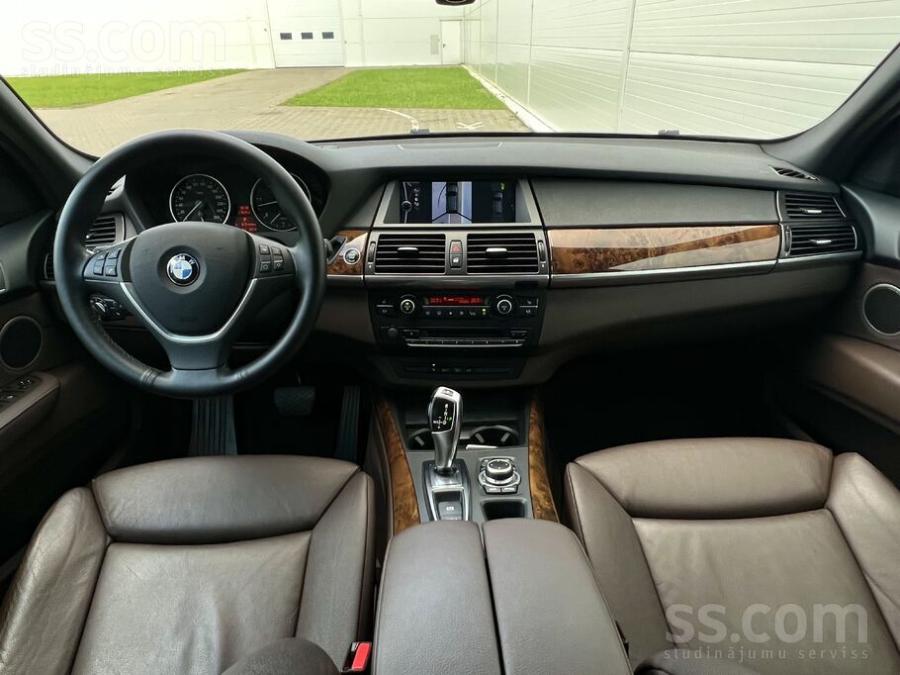 Black BMW X5 2010 in Riga, with an engine capacity of 3.00 L and mileage of 176 thousand km for 13500 €, photo 18 on AUTOMOTO.COM.LV