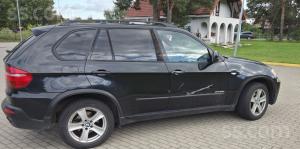 Black BMW X5 2010 in Riga, with an engine capacity of 3.00 L and mileage of 343 thousand km for 6500 €, photo 4 on AUTOMOTO.COM.LV