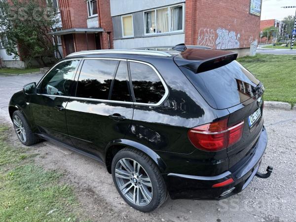 Black BMW X5 2010 in Ogre, with an engine capacity of 3.00 L and mileage of 270 thousand km for 10500 €, photo 4 on AUTOMOTO.COM.LV