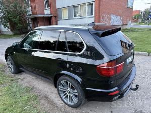 Black BMW X5 2010 in Ogre, with an engine capacity of 3.00 L and mileage of 270 thousand km for 10500 €, photo 4 on AUTOMOTO.COM.LV