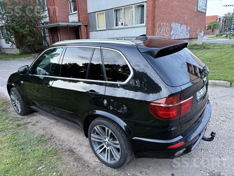 Black BMW X5 2010 in Ogre, with an engine capacity of 3.00 L and mileage of 270 thousand km for 10500 €, photo 4 on AUTOMOTO.COM.LV