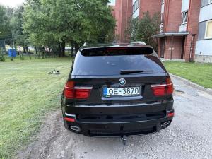 Black BMW X5 2010 in Ogre, with an engine capacity of 3.00 L and mileage of 270 thousand km for 10500 €, photo 6 on AUTOMOTO.COM.LV
