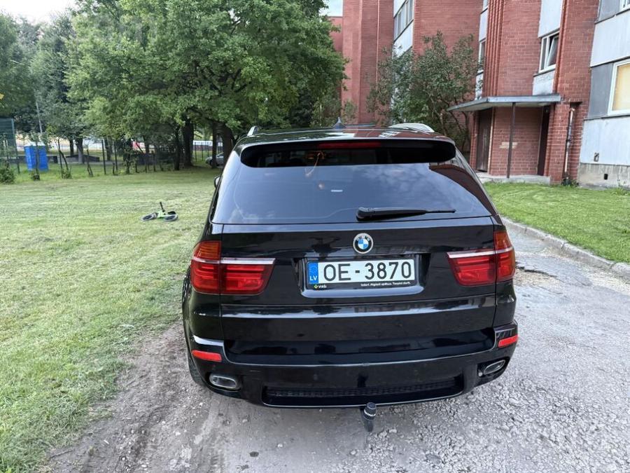 Black BMW X5 2010 in Ogre, with an engine capacity of 3.00 L and mileage of 270 thousand km for 10500 €, photo 6 on AUTOMOTO.COM.LV
