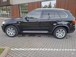 Black BMW X5 2010 in Ukmerge, with an engine capacity of 2.99 L and mileage of 340 thousand km for 8800 €, photo 3 on AUTOMOTO.COM.LV