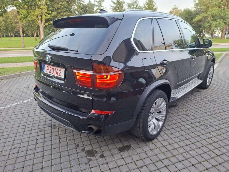Black BMW X5 2010 in Ukmerge, with an engine capacity of 2.99 L and mileage of 340 thousand km for 8800 €, photo 6 on AUTOMOTO.COM.LV