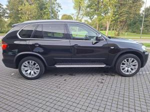 Black BMW X5 2010 in Ukmerge, with an engine capacity of 2.99 L and mileage of 340 thousand km for 8800 €, photo 7 on AUTOMOTO.COM.LV