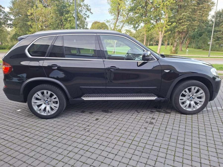 Black BMW X5 2010 in Ukmerge, with an engine capacity of 2.99 L and mileage of 340 thousand km for 8800 €, photo 7 on AUTOMOTO.COM.LV