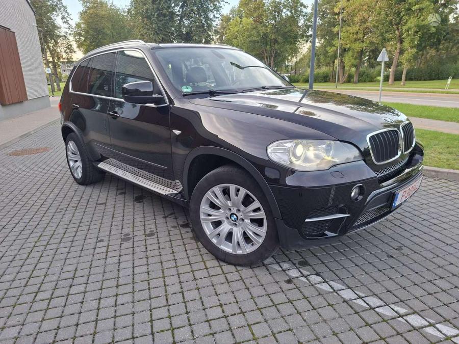 Black BMW X5 2010 in Ukmerge, with an engine capacity of 2.99 L and mileage of 340 thousand km for 8800 €, photo 8 on AUTOMOTO.COM.LV