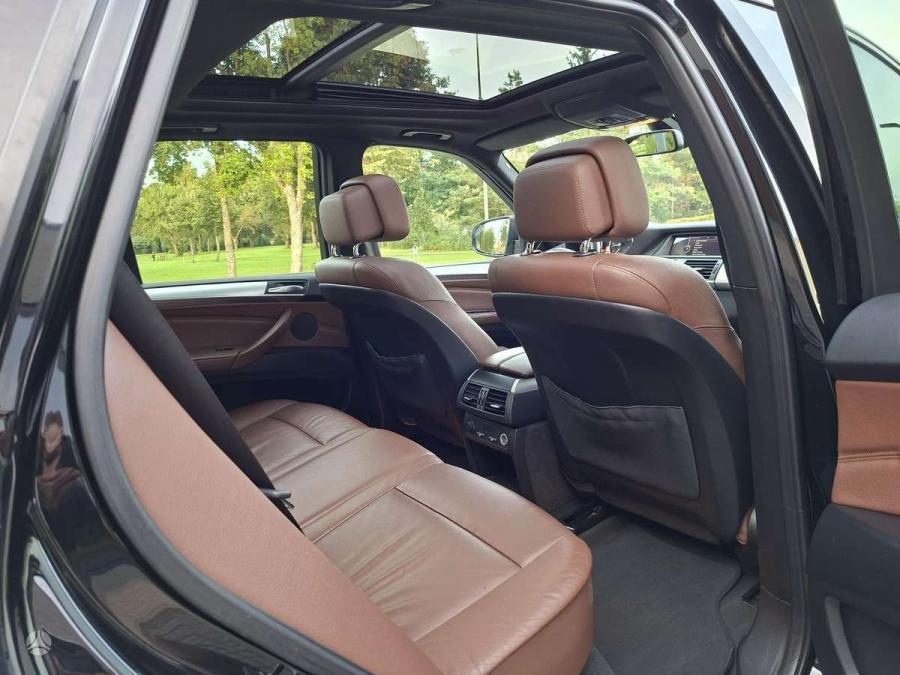 Black BMW X5 2010 in Ukmerge, with an engine capacity of 2.99 L and mileage of 340 thousand km for 8800 €, photo 11 on AUTOMOTO.COM.LV