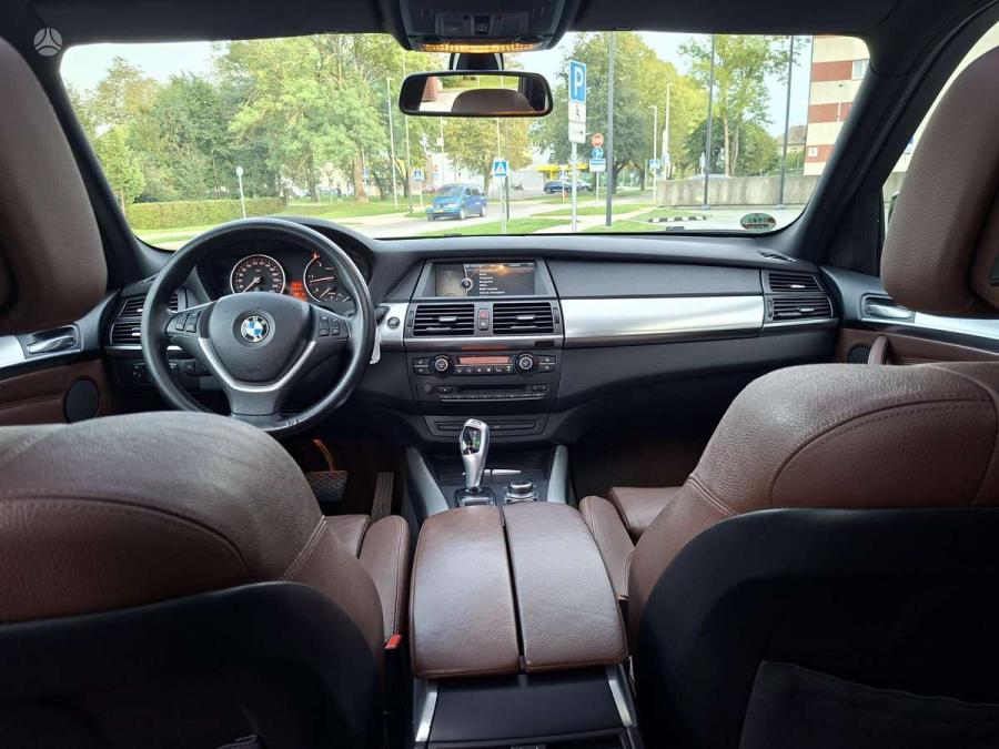 Black BMW X5 2010 in Ukmerge, with an engine capacity of 2.99 L and mileage of 340 thousand km for 8800 €, photo 12 on AUTOMOTO.COM.LV