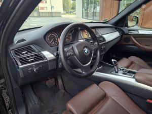 Black BMW X5 2010 in Ukmerge, with an engine capacity of 2.99 L and mileage of 340 thousand km for 8800 €, photo 14 on AUTOMOTO.COM.LV