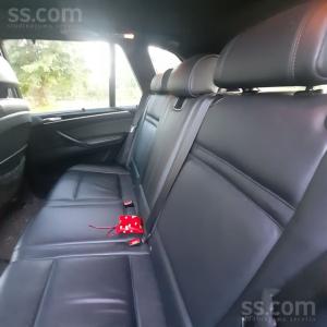 Black BMW X5 2010 in Preili, with an engine capacity of 3.00 L and mileage of 323 thousand km for 11500 €, photo 6 on AUTOMOTO.COM.LV