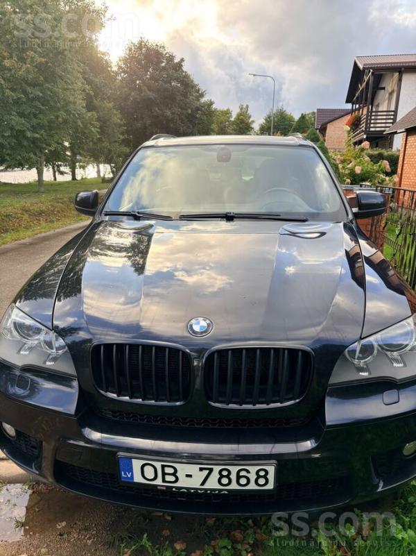 Black BMW X5 2010 in Preili, with an engine capacity of 3.00 L and mileage of 323 thousand km for 11500 €, photo 3 on AUTOMOTO.COM.LV