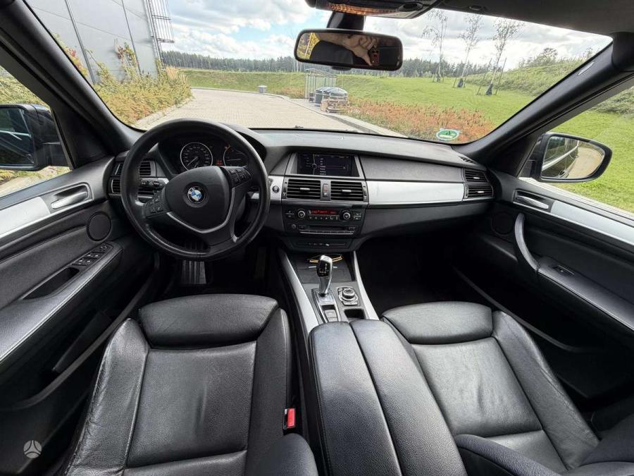 Black BMW X5 2010 in Vilnius, with an engine capacity of 2.98 L and mileage of 255 thousand km for 10500 €, photo 5 on AUTOMOTO.COM.LV