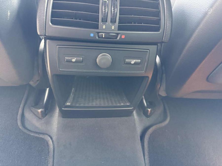 Black BMW X5 2010 in Vilnius, with an engine capacity of 2.98 L and mileage of 255 thousand km for 10500 €, photo 6 on AUTOMOTO.COM.LV