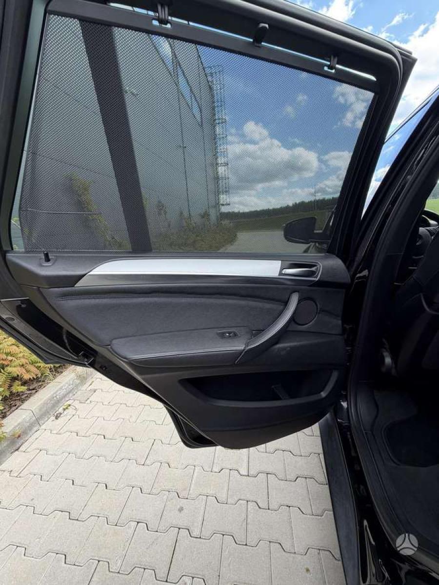Black BMW X5 2010 in Vilnius, with an engine capacity of 2.98 L and mileage of 255 thousand km for 10500 €, photo 7 on AUTOMOTO.COM.LV