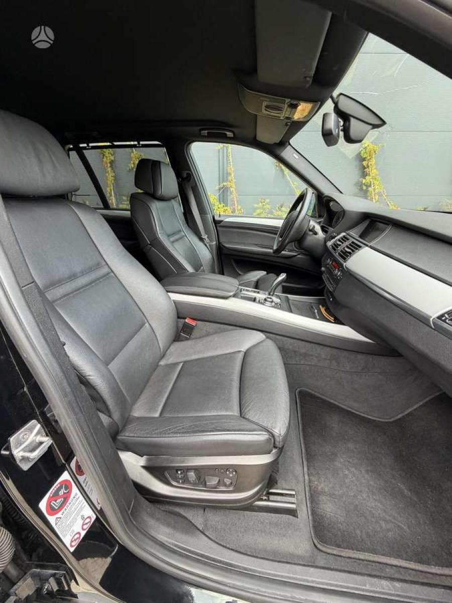 Black BMW X5 2010 in Vilnius, with an engine capacity of 2.98 L and mileage of 255 thousand km for 10500 €, photo 8 on AUTOMOTO.COM.LV